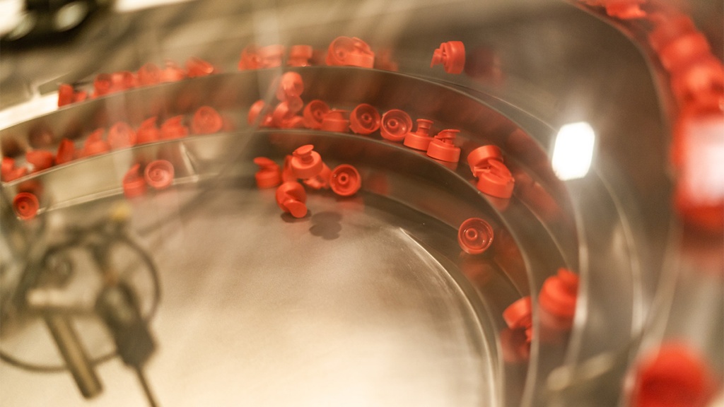 Two-component injection moulding results in the perfect resealable flip ...